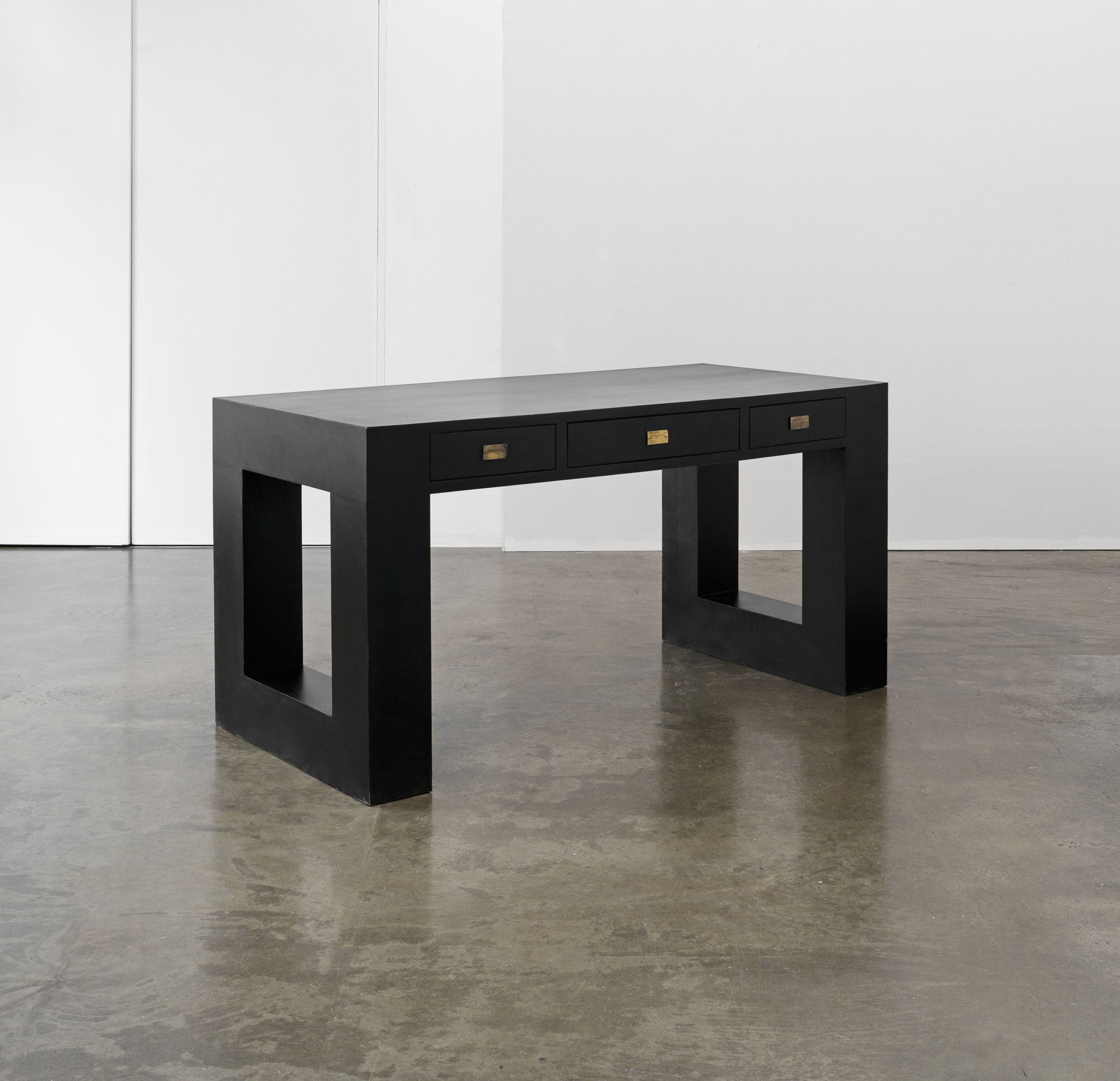 Postmodern Desk – Tom Bogle