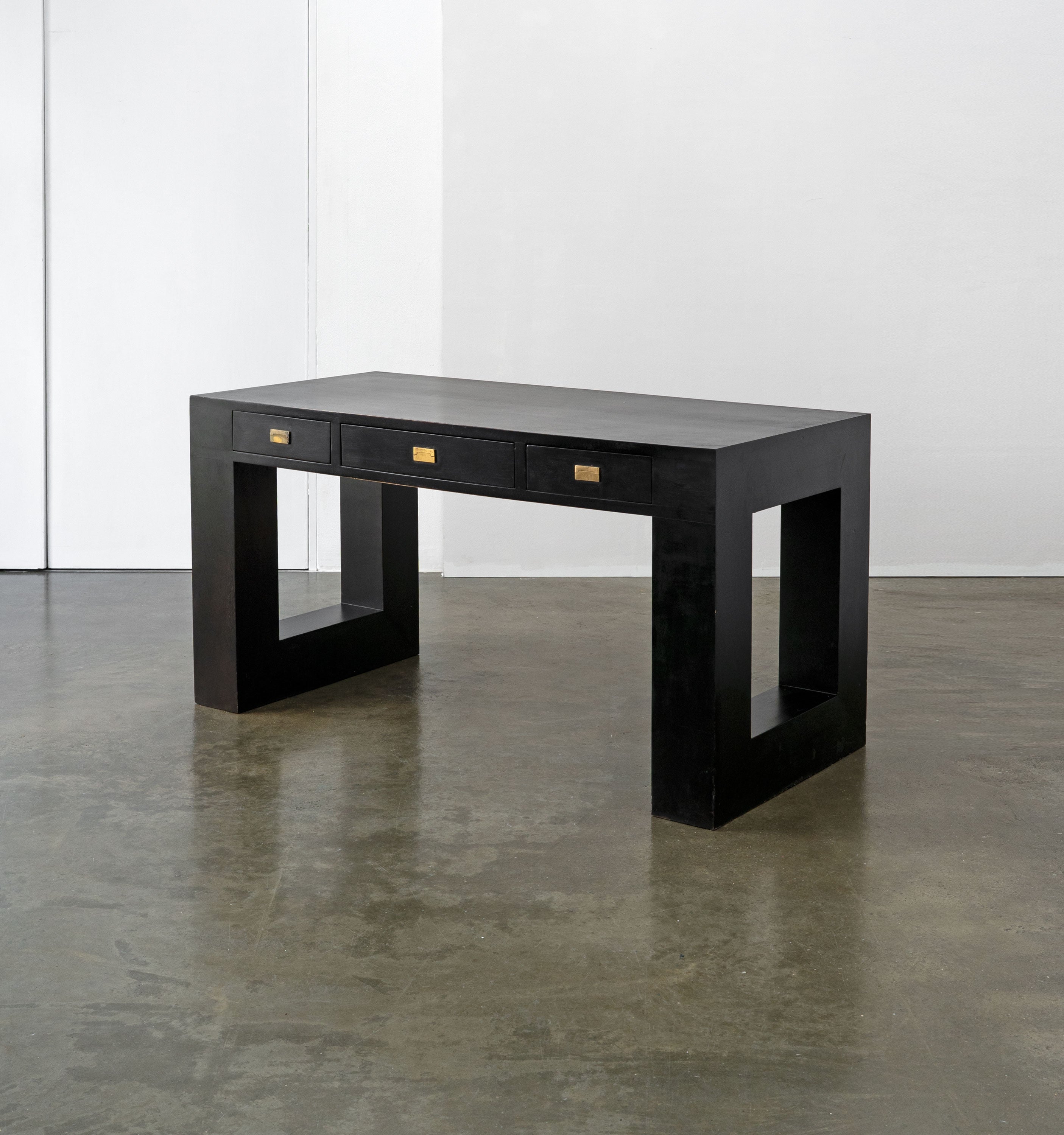 Postmodern Desk – Tom Bogle