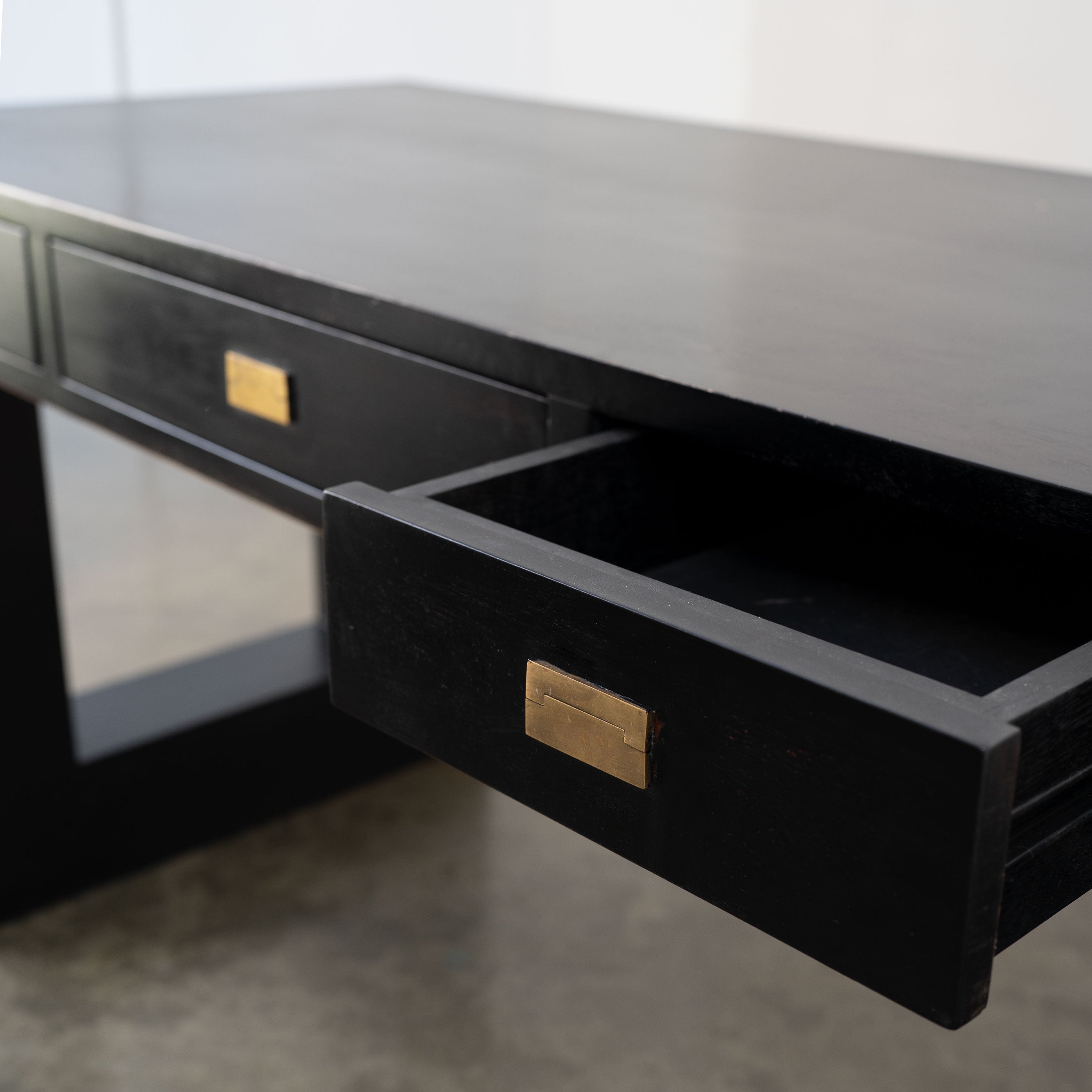 Postmodern Desk – Tom Bogle